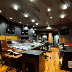 Acoustic Grove Systemを採用したコントロールルーム｜日本音響エンジニアリング